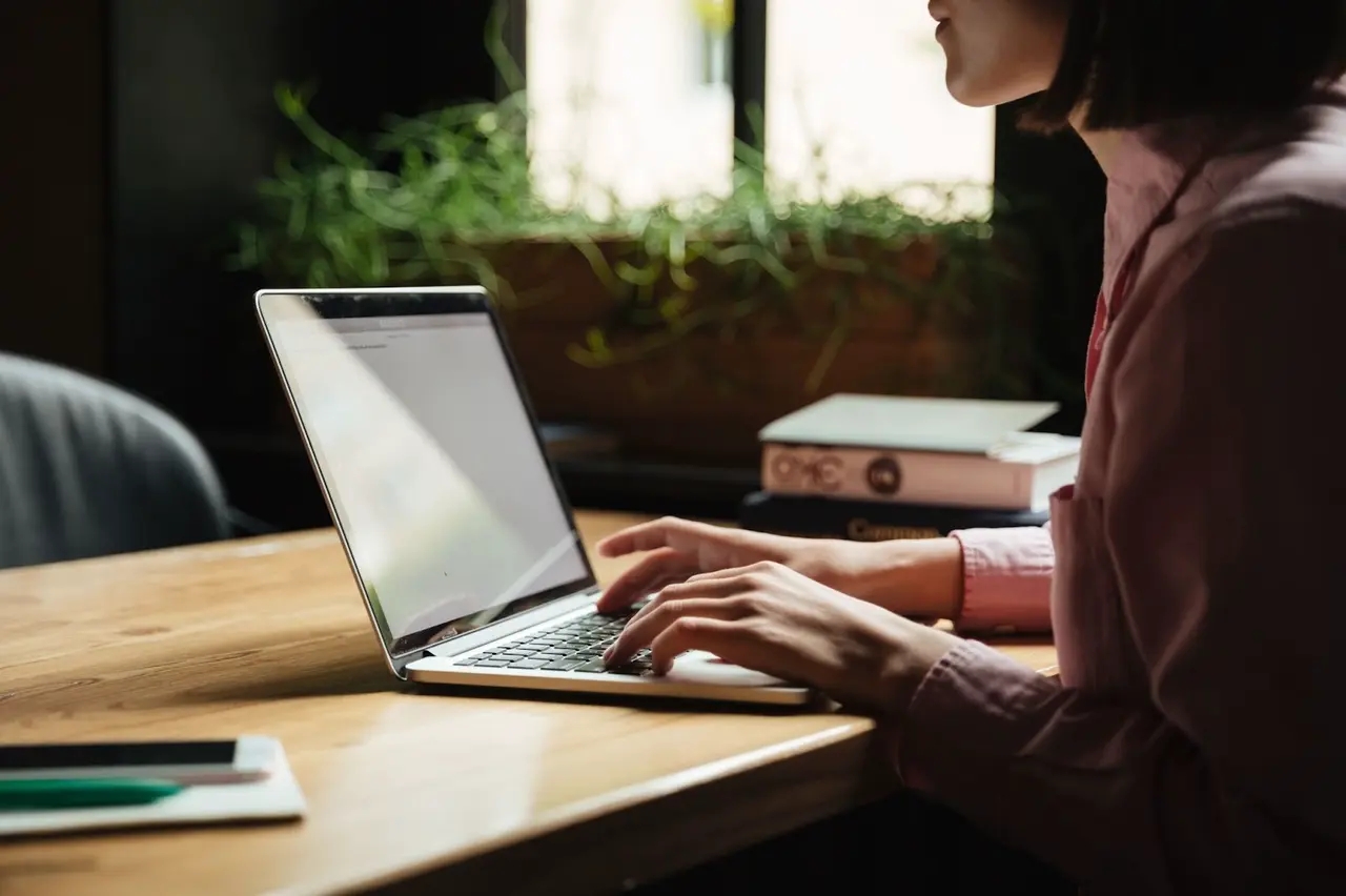 Banner Cara Screenshot di Laptop Windows dan Mac dengan Mudah!